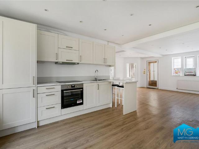 Lyttelton Road, London, N2 3 bed maisonette to rent £2,600 pcm £600 pw