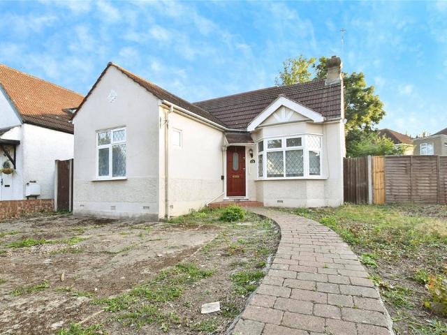 Lytton Road, Romford, Essex, RM2 3 bed bungalow to rent £1,950 pcm £450 pw