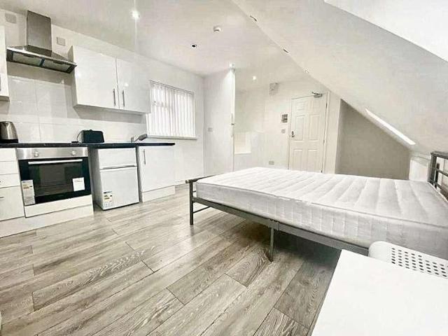 Lythalls Lane, Coventry, CV6