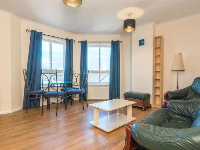 McDonald Road, Edinburgh, EH7 2 bed flat to rent £1,460 pcm £337 pw