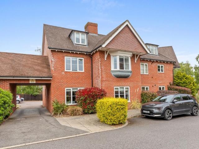 McIndoe Drive, Aylesbury HP22 2 bed apartment to rent £1,450 pcm £335 pw