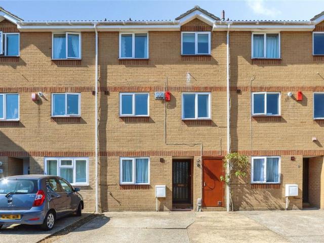 McWilliam Close, BH12 6 bed terraced house to rent £3,857 pcm £890 pw