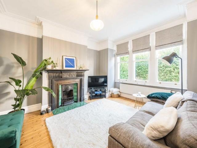 Mantilla Road, London SW17 2 bed flat to rent £2,600 pcm £600 pw