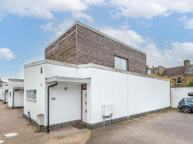 Manuka Close, Ealing, London, W7 4 bed house to rent £3,500 pcm £808 pw