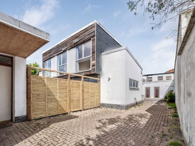 Manuka Close, Hanwell W7, 4 bed property to rent, £3,500 pcm | PrimeLocation