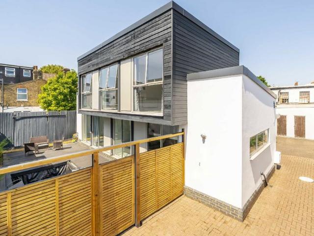 Manuka Close, London W7 4 bed house to rent £3,500 pcm £808 pw