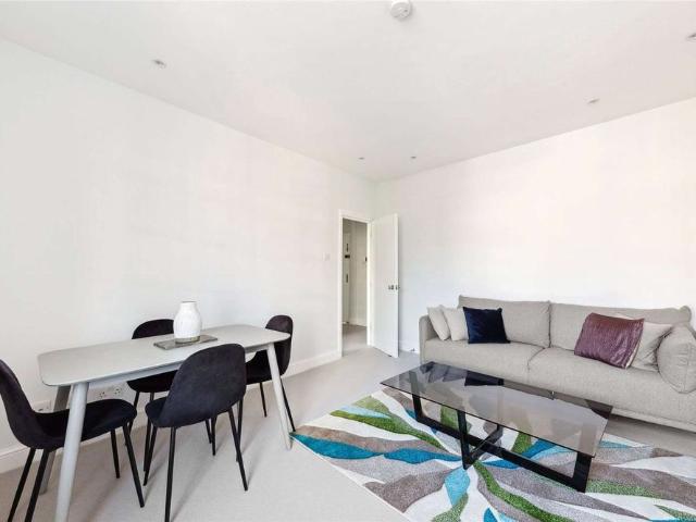 MANAGED BY SAVILLS. PETS ALLOWED. A well presented one bedroom flat on Connaught street