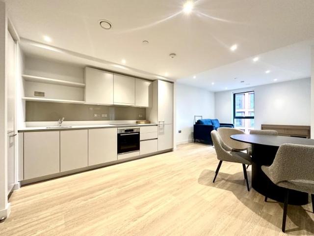 Manchester M1 2 bed apartment to rent £1,600 pcm £369 pw