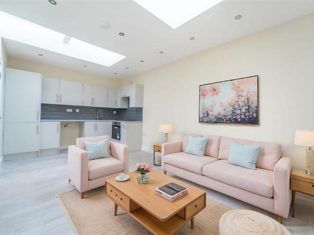 Manchester Road, Burnley BB11, 2 bed flat to rent, £750 pcm | PrimeLocation