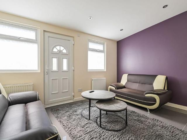 Manchester Road, E14, Isle Of Dogs. 4 bed flat to rent £3,375 pcm £779 pw