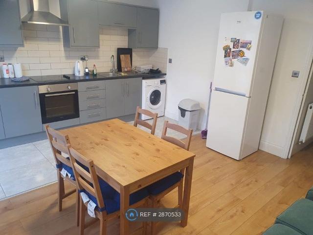 Manchester Road, London E14, 4 bed flat to rent, £3,600 pcm | PrimeLocation