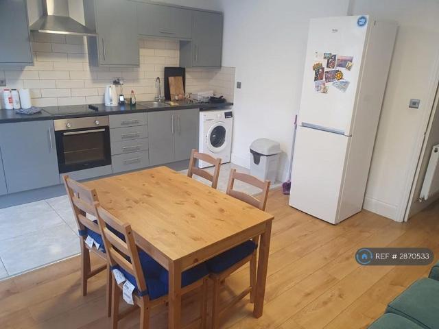 Manchester Road, London, E14 4 bed flat to rent £3,600 pcm £831 pw