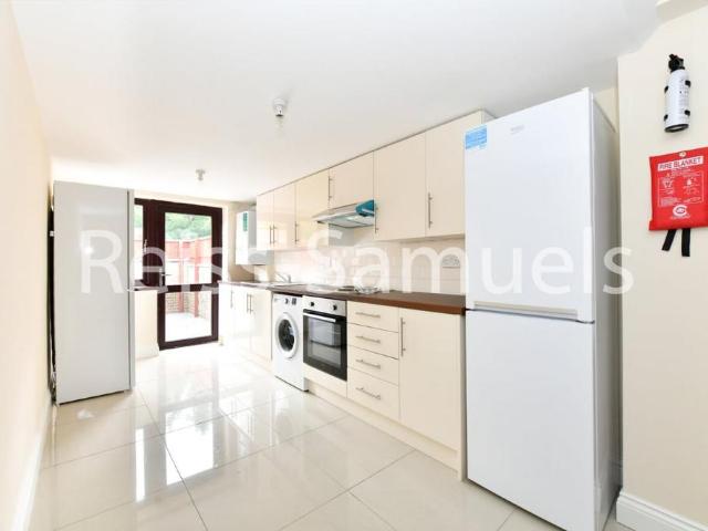 Manchester Road, London E14 6 bed terraced house to rent £5,590 pcm £1,290 pw