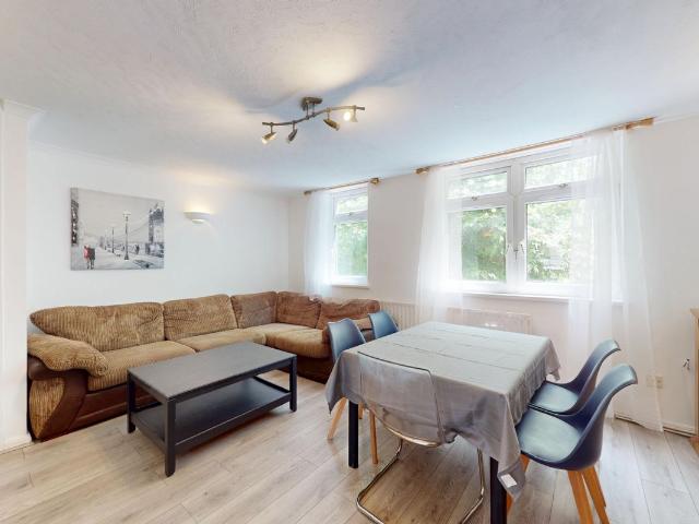 Manchester Road, London E14, 3 bed flat to rent, £2,800 pcm | PrimeLocation