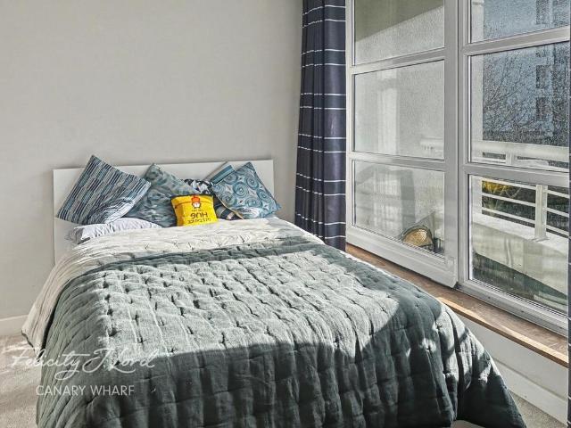 Manchester Road, London 2 bed apartment to rent £2,600 pcm £600 pw