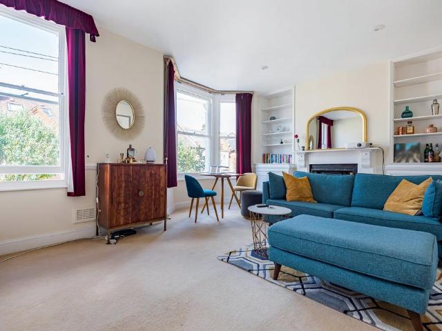 Manchuria Road, London, SW11 2 bed flat to rent £2,900 pcm £669 pw