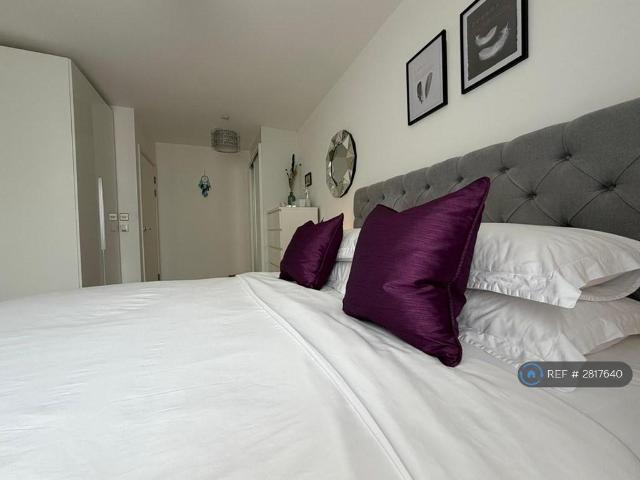 Mandara Place, London, SE8 1 bed flat to rent £2,500 pcm £577 pw