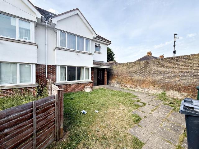 Mandeville Road, Isleworth, TW7 4 bed semi detached house to rent £2,800 pcm £646 pw