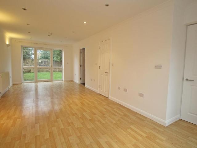 Mandeville Road, Isleworth, TW7 4 bed semi detached house to rent £2,900 pcm £669 pw