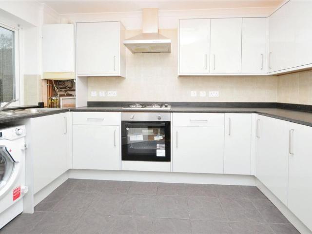 Mandeville Road, Isleworth TW7 4 bed semi detached house to rent £2,900 pcm £669 pw