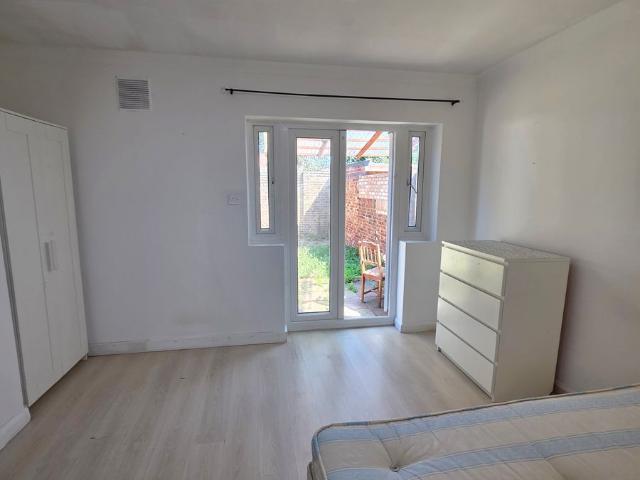 Mandeville Road, Isleworth TW7, 1 bed flat to rent, £1,750 pcm | PrimeLocation