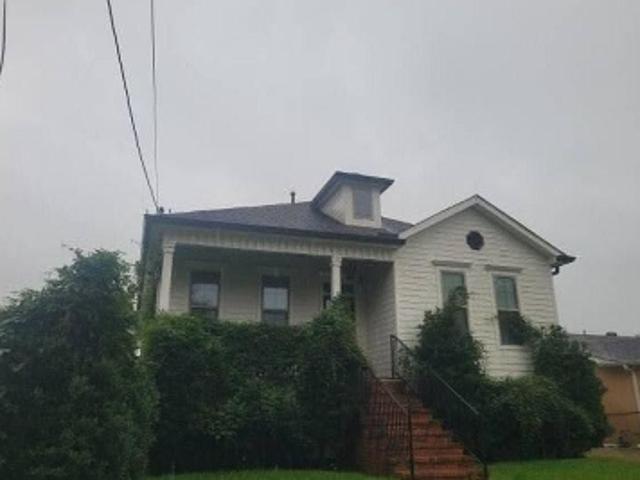 Mandeville St
