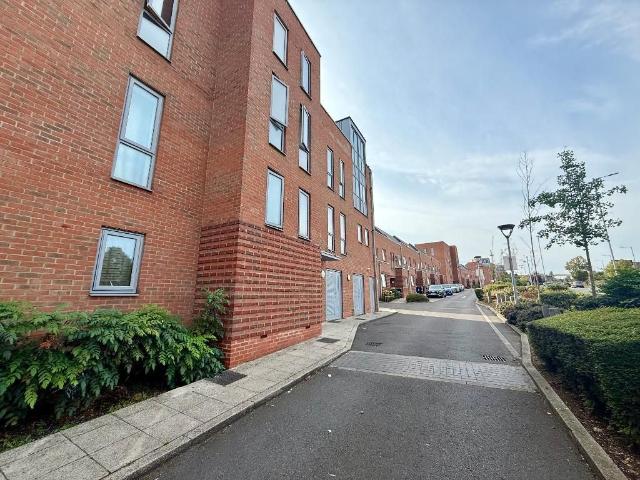 Manet Gardens, East Acton, London W3, Room to rent, £1,150 pcm | PrimeLocation