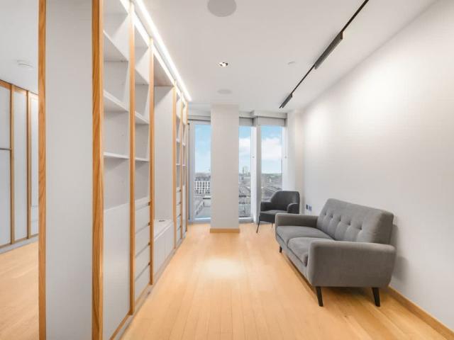 Manhattan Loft Apartments, International Way E20
