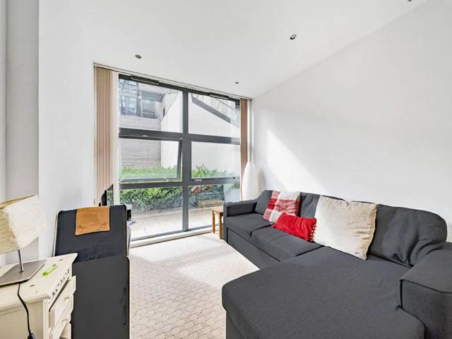 Manilla Street, Canary Wharf, London. 2 bed flat to rent £2,384 pcm £550 pw