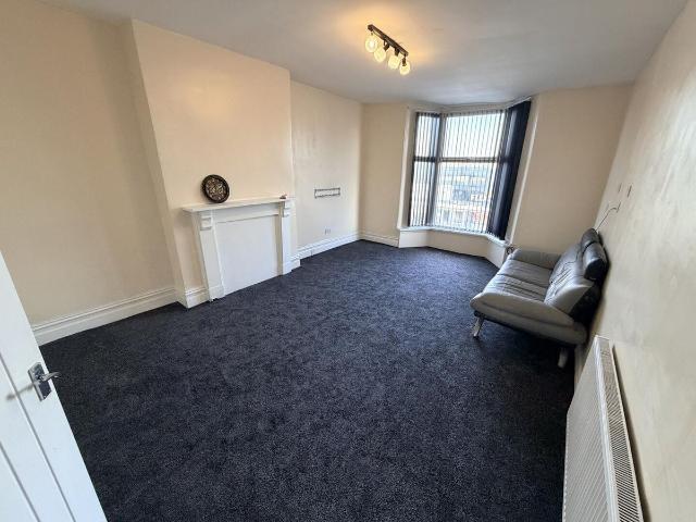 Manningham Lane, Bradford BD8, 2 bed flat to rent, £850 pcm | PrimeLocation