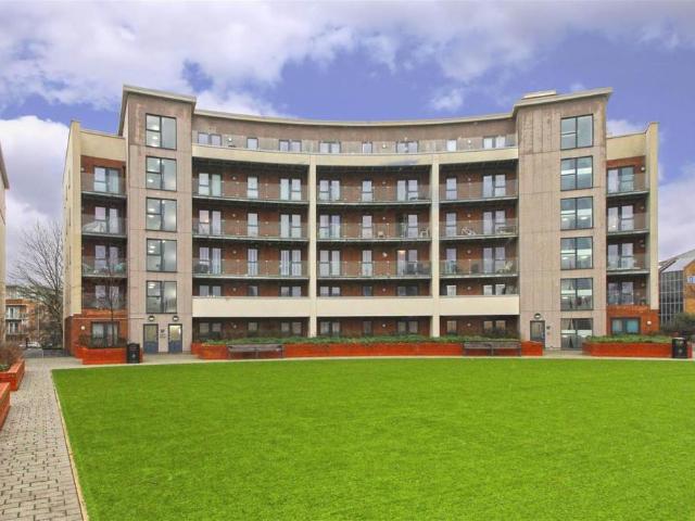 Manor Way, Borehamwood 2 bed flat to rent £1,750 pcm £404 pw