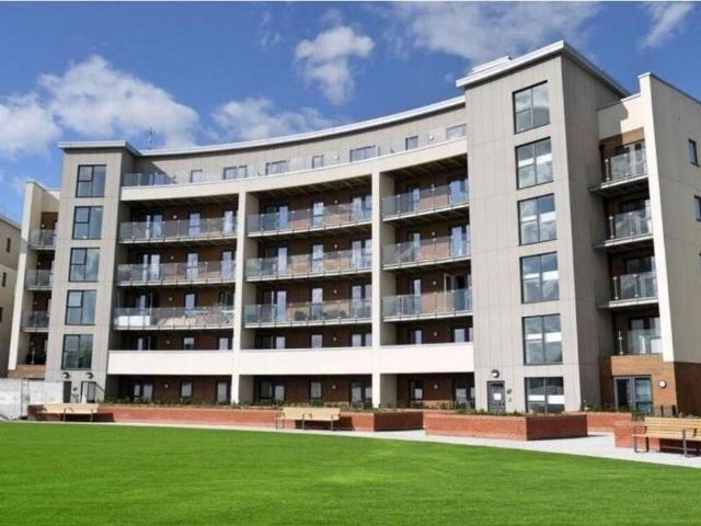 Manor Way, Borehamwood 2 bed flat to rent £1,850 pcm £427 pw