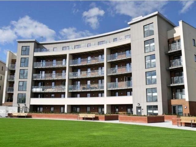 Manor Way, Borehamwood WD6, 2 bed flat to rent, £1,700 pcm | PrimeLocation