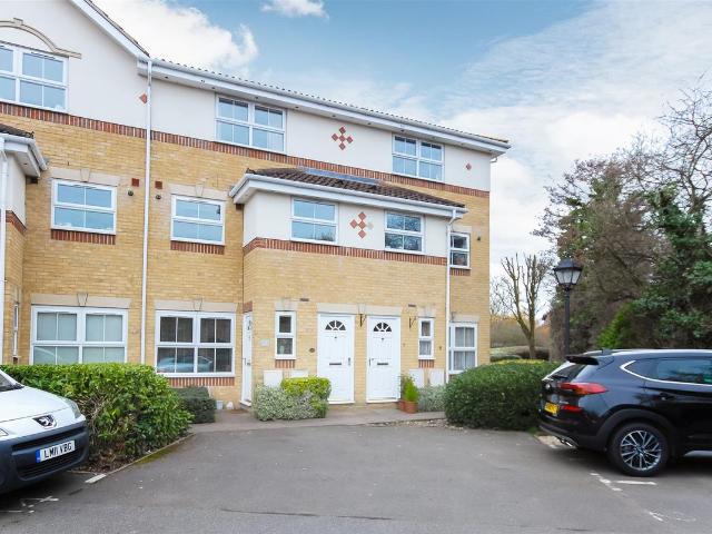 Manor Court, Cippenham SL1, 3 bed maisonette to rent, £1,800 pcm | PrimeLocation