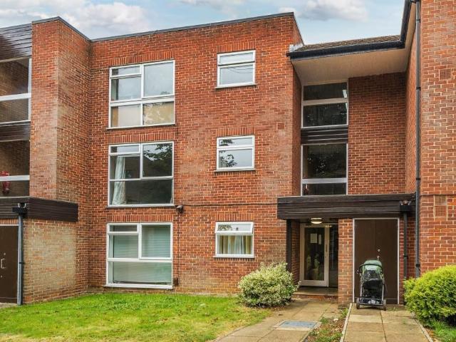 Manor Court, Headington OX3, 2 bed flat to rent, £1,500 pcm | PrimeLocation