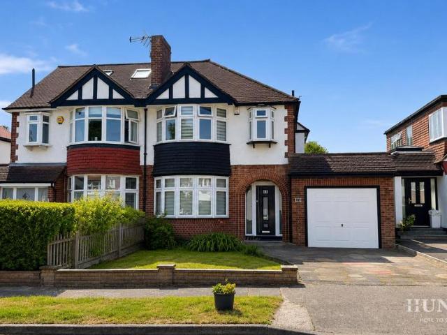 Manor Close 3 bed house to rent £3,200 pcm £738 pw