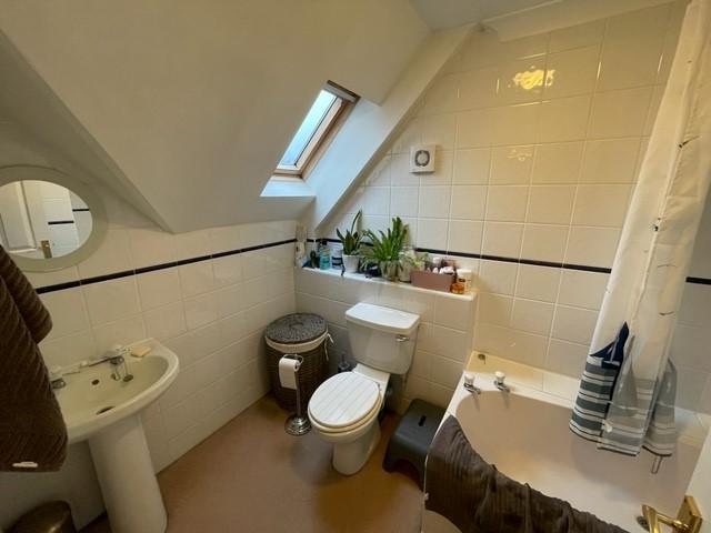 Manor Close, Bozeat 2 bed end of terrace house to rent £1,275 pcm £294 pw