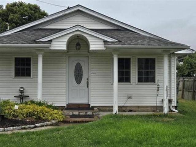 Manor Dr, Shirley, Home For Sale