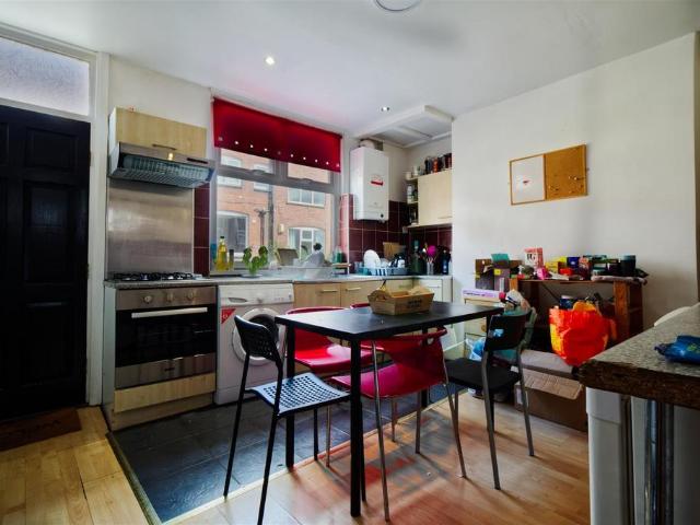 Manor Drive, Hyde Park, Leeds 4 bed house to rent £2,860 pcm £660 pw