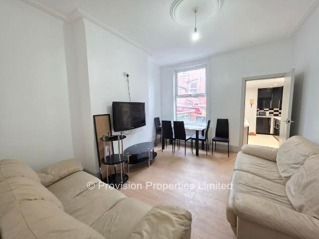 Manor Drive, Hyde Park, Leeds LS6, 7 bed terraced house to rent, £3,337 pcm | PrimeLocation