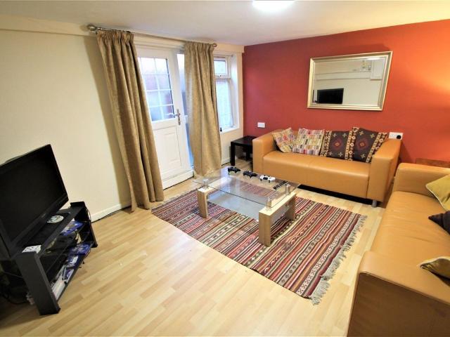 Manor Drive, Hyde Park, Leeds, West Yorkshire LS6, 5 bed terraced house to rent, £2,795 pcm | PrimeLocation