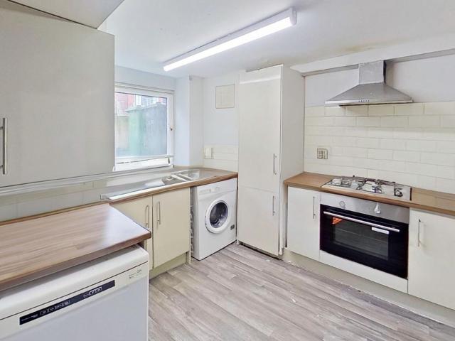 Manor Drive, Hyde Park, Leeds, West Yorkshire LS6, 6 bed terraced house to rent, £3,068 pcm | PrimeLocation