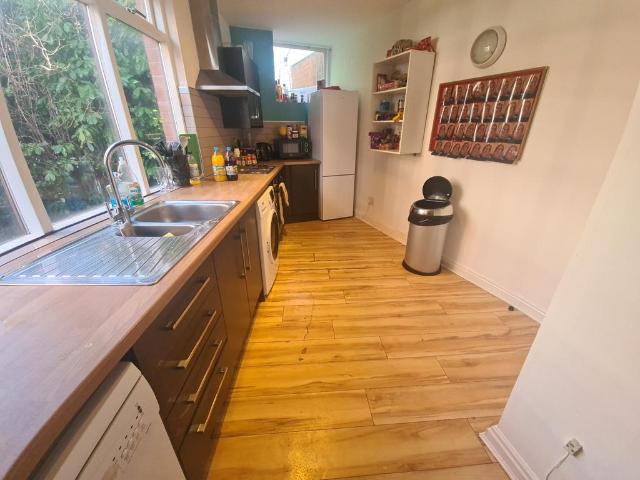 Manor Drive, Leeds 5 bed house to rent £2,643 pcm £610 pw