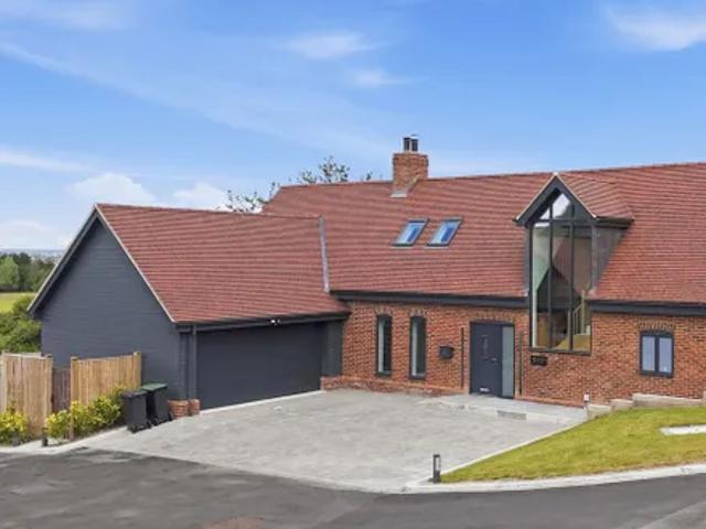 Manor Farm, Mott Street, Sewardstonebury, IG10 4AP, United Kingdom | 4 bed house for rent #167777235 | Rentberry