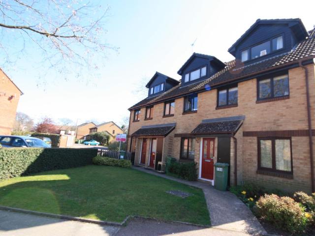 Manor Fields, Horsham RH13, 2 bed maisonette to rent, £1,400 pcm | PrimeLocation