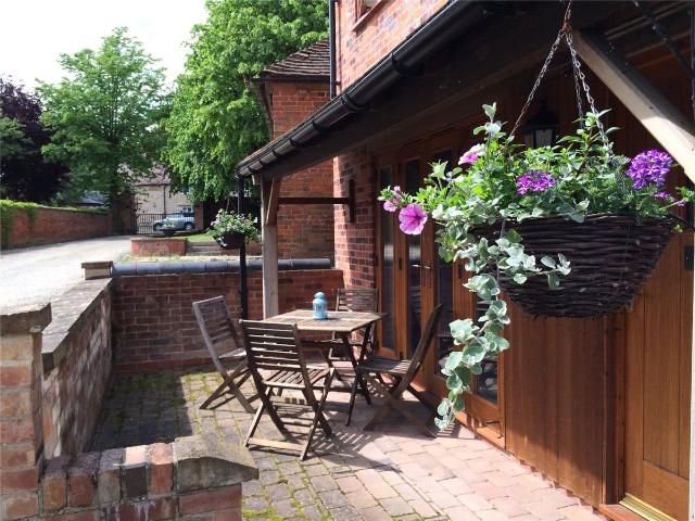 Manor Lane, Kineton, Warwick, Warwickshire CV35, 2 bed cottage to rent, £1,000 pcm | PrimeLocation