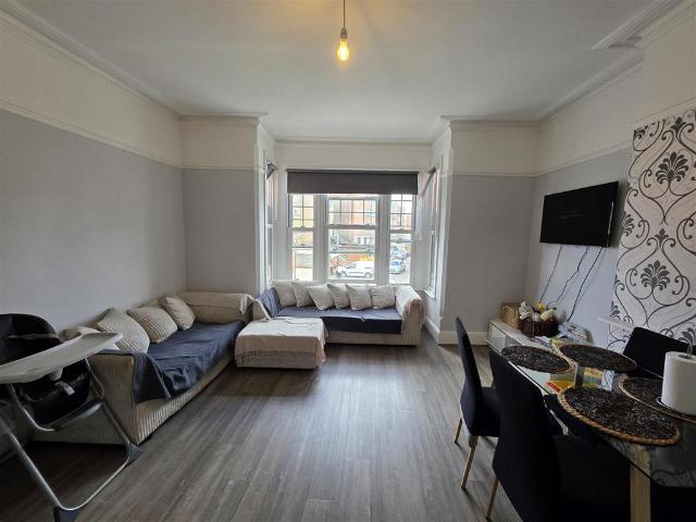 Manor Park Crescent, Edgware 3 bed flat to rent £2,301 pcm £531 pw