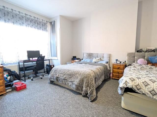 Manor Park Crescent, Edgware HA8, 2 bed flat to rent, £1,850 pcm | PrimeLocation