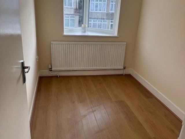 Manor Road, Mitcham CR4, 2 bed flat to rent, £2,100 pcm | PrimeLocation