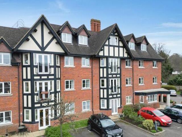 Manor Road North, Hinchley Wood, 2 Bedroom Flat